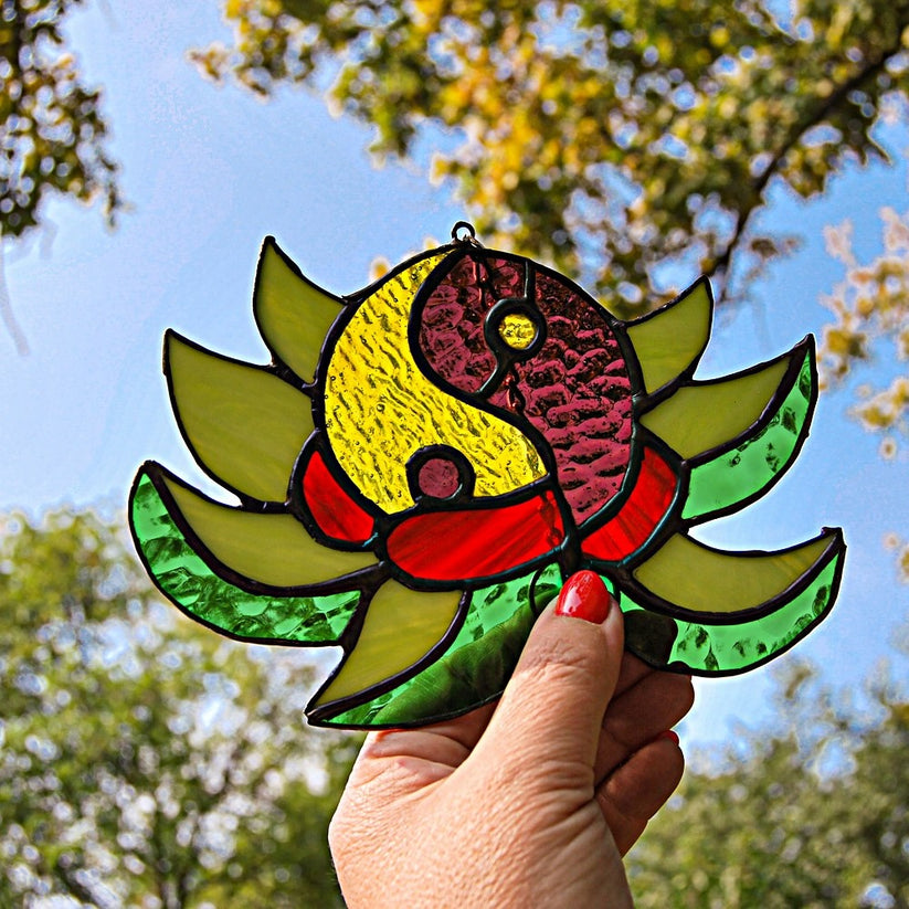 Yin-Yang in lotus flower stained glass – Play The Glass